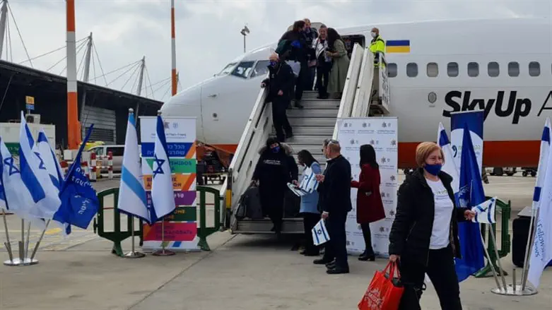 75 new immigrants arrive from Ukraine, more to follow | Israel National ...
