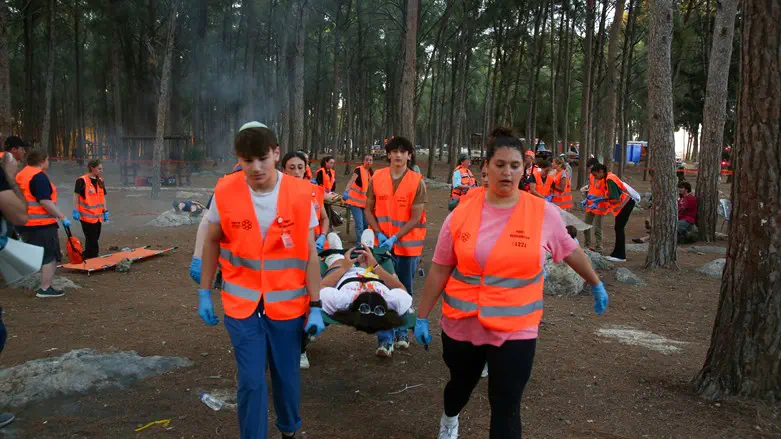 North American Jewish teenagers graduate emergency medical response ...