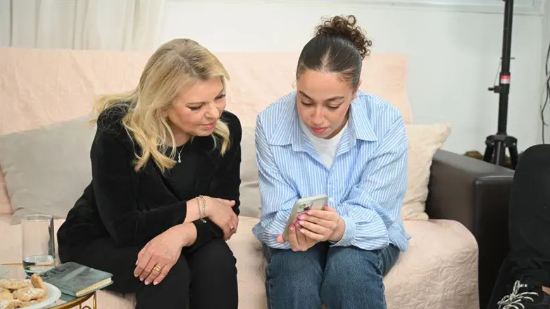 Sara Netanyahu meets IDF soldier who was freed from Hamas captivity | Israel National News ...