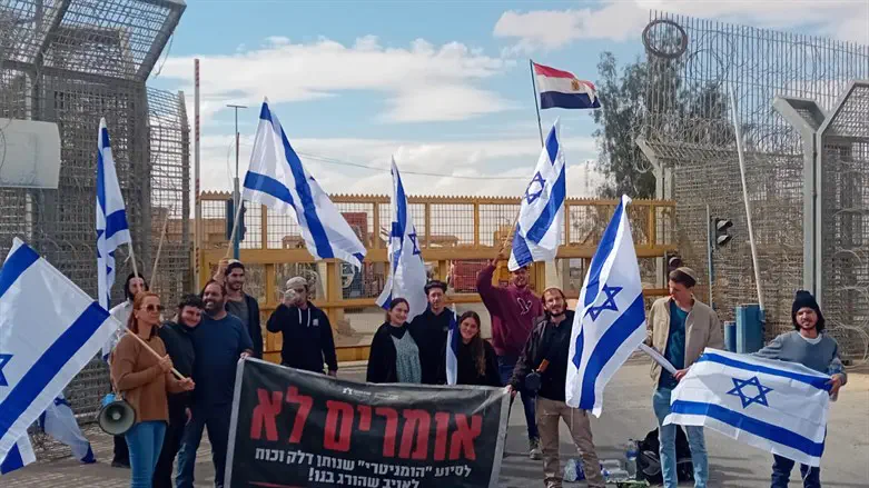 Anti-Gaza aid protests | IDF closes border crossing after protesters ...