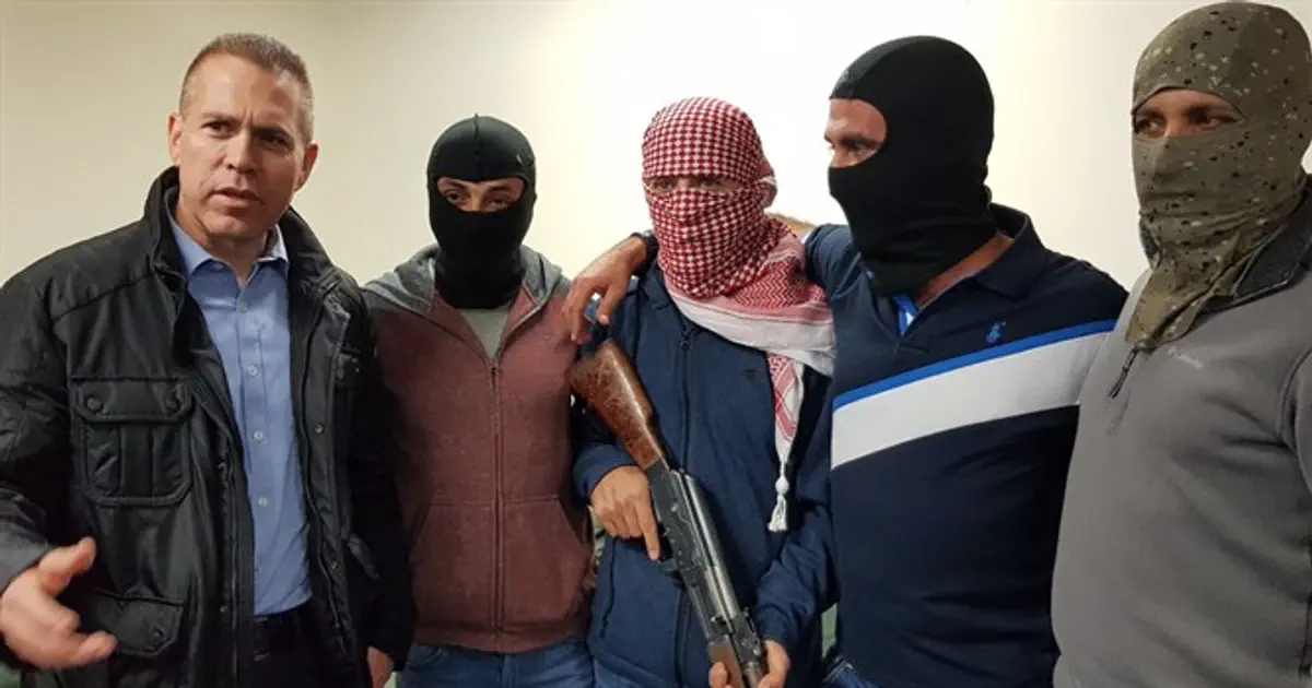 Gilad Erdan visits 'Mista'arvim' undercover special forces unit ...