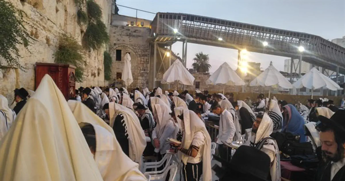 Watch: Prayers for Fast of Tammuz at Western Wall | Israel National ...