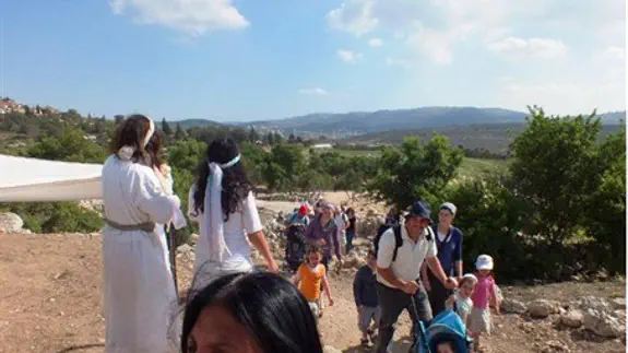 Thousands Visit Ancient Shilo | Israel National News - Arutz Sheva