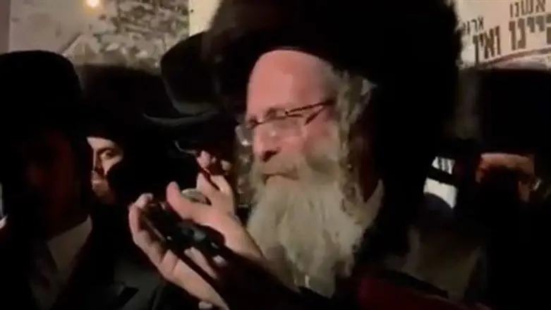 Powerful: Rabbi Meilech Biderman Weeps At Funeral | Israel National ...