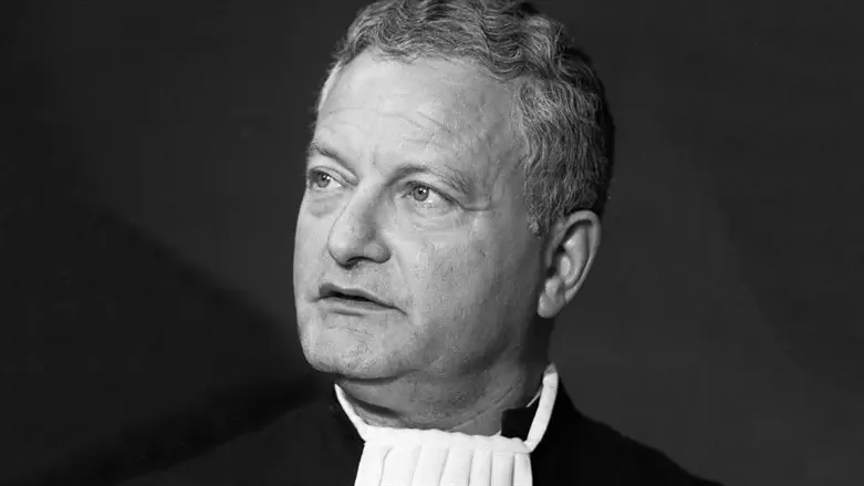 Dutch celebrity lawyer and Holocaust survivor Max Moszkowicz dies at 95 ...